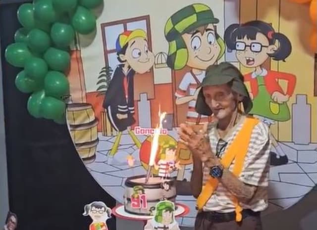 Con temática de “El Chavo del 8”, un adulto mayor de 91 años celebra su ...