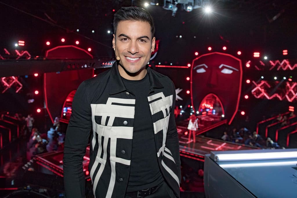 Carlos Rivera le canta a fan… ¡y ella se desmaya en el escenario! | Las ...