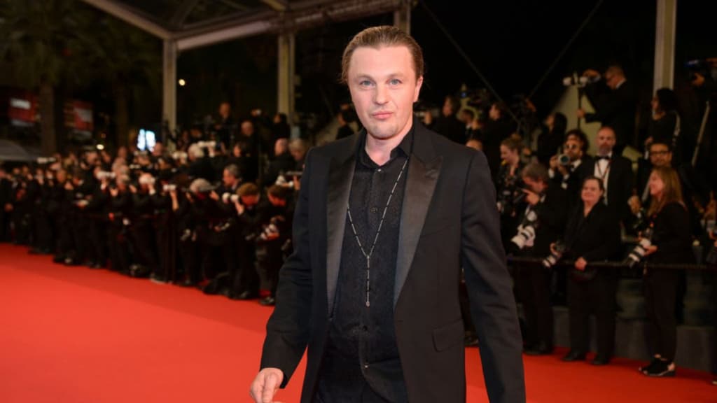 Michael Pitt es arrestado por abuso; paga fianza y es puesto en ...