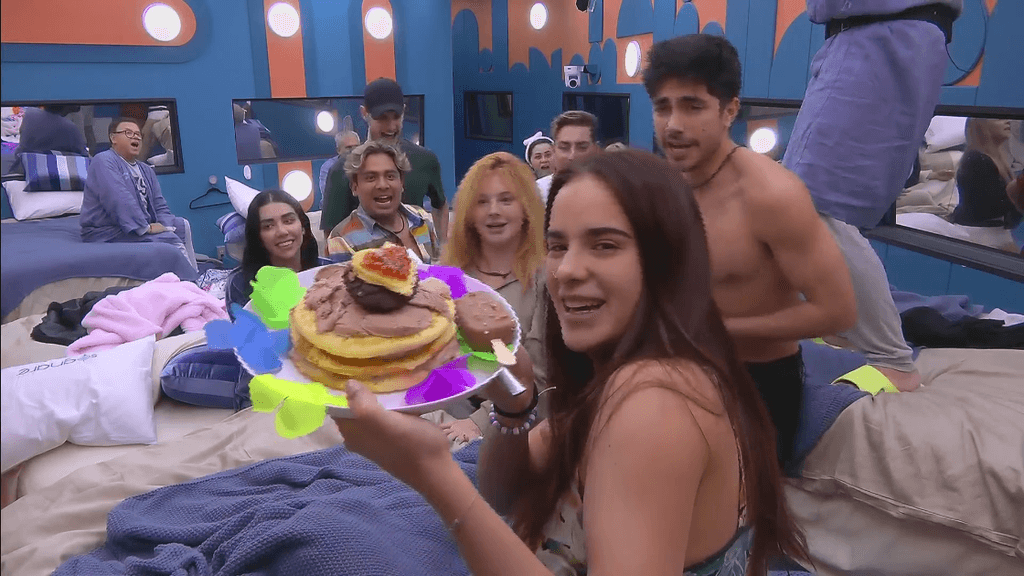 Gala Montes festeja su cumpleaños con pastel, vals y besos en la boca ...
