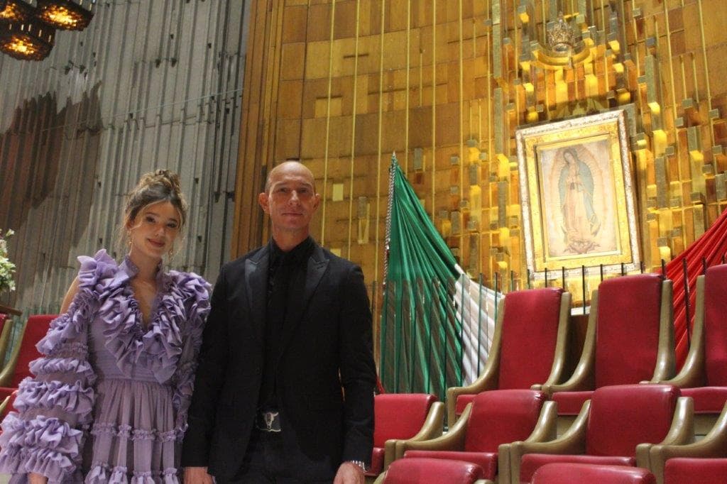 Carlos Rivera le canta a fan… ¡y ella se desmaya en el escenario! | Las ...