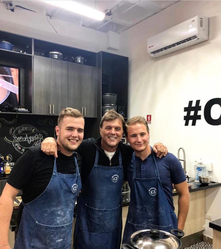 Conoce a Yannick y Andrik, los guapos hijos mayores de René Strickler ...