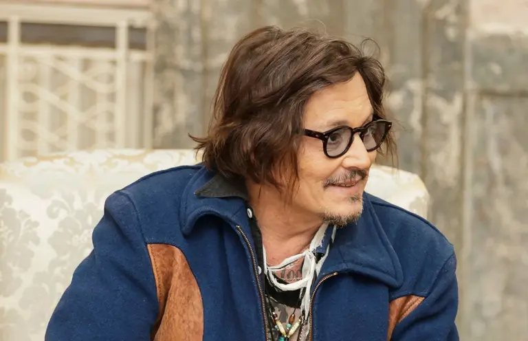 Johnny Depp se convierte en rey para una foto de su nueva película ...