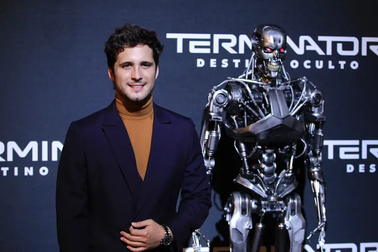 Diego Boneta revela cómo rindió tributo a Juan Gabriel en “Terminator ...