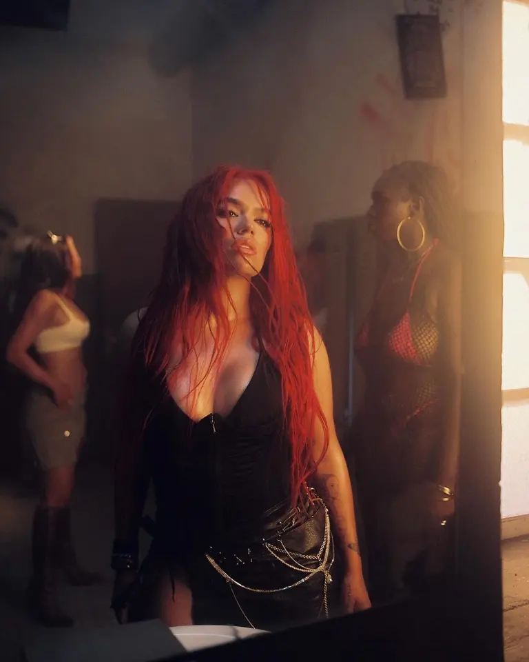 Karol G se muestra con orgullo al natural desde la playa; fans reaccionan | Las Estrellas Home ...