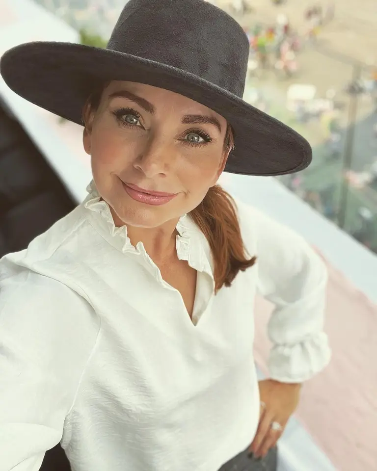 Elizabeth Álvarez, más elegante que nunca, posa en sesión navideña ...