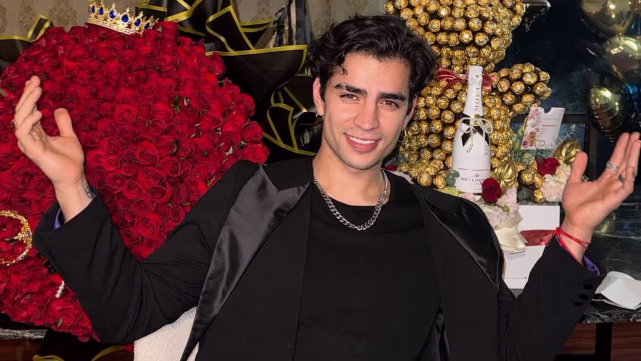 Aarón Mercury debuta como modelo en pasarela de Mitzy: Así inicia el ...