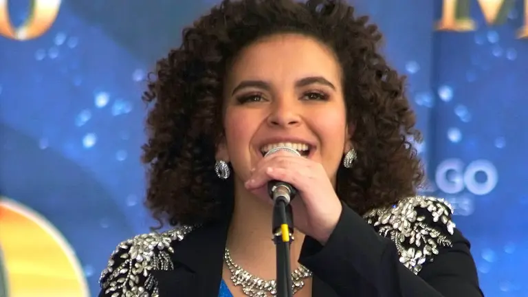 Lucerito sorprende al cantar ‘Uno entre mil’, éxito de su papá Manuel ...