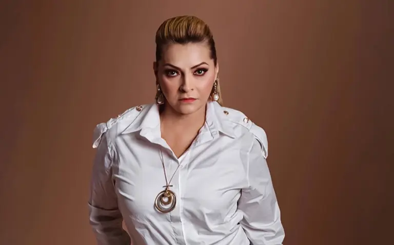 Rocío Banquells tiene aparatosa caída en pleno concierto y deja a sus ...