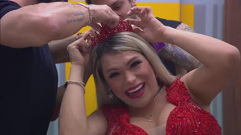 Wendy celebra su cumpleaños con vestido de princesa rojo, pastel y ...