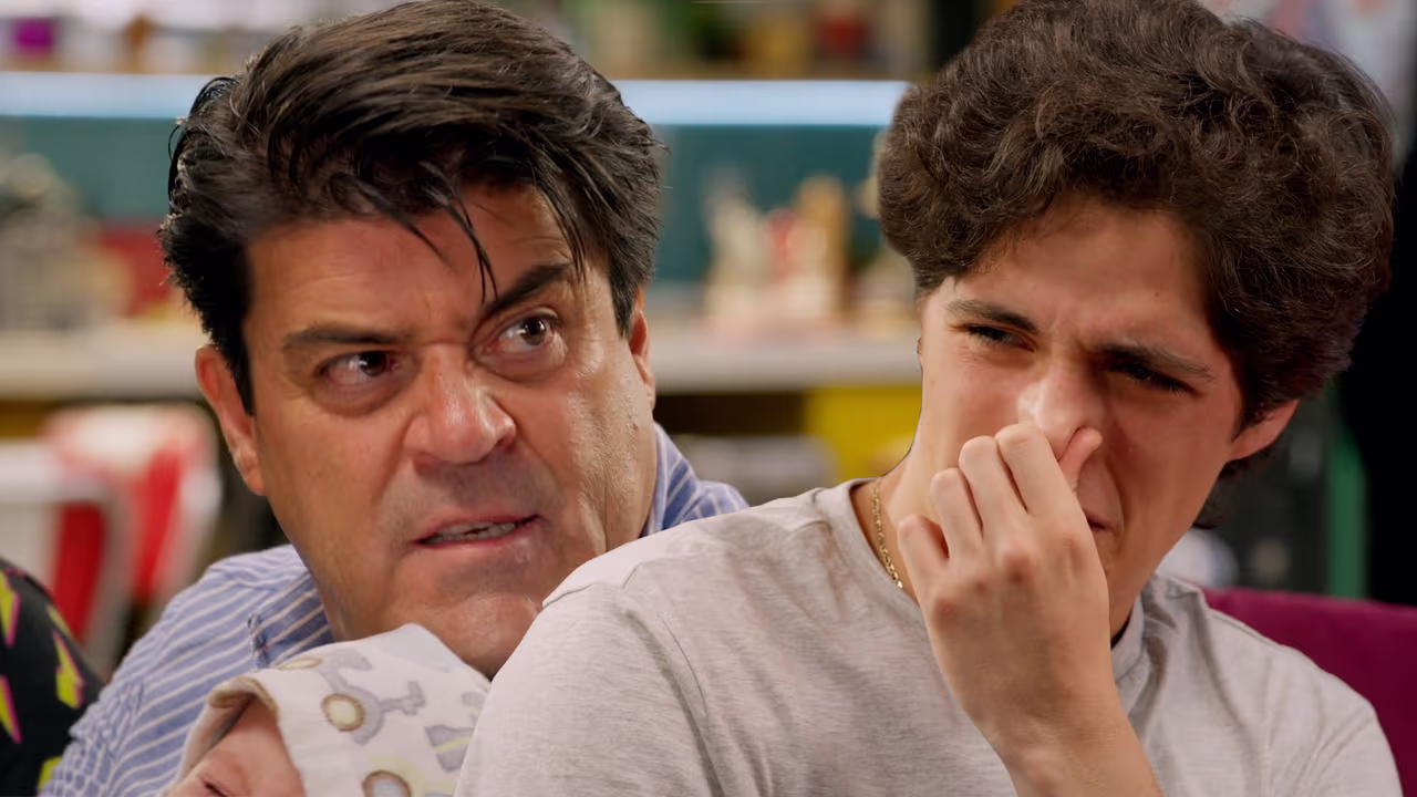 40 y 20: ¡A cambiar pañales! Paco sufre la tarea de cambiar al bebé ...