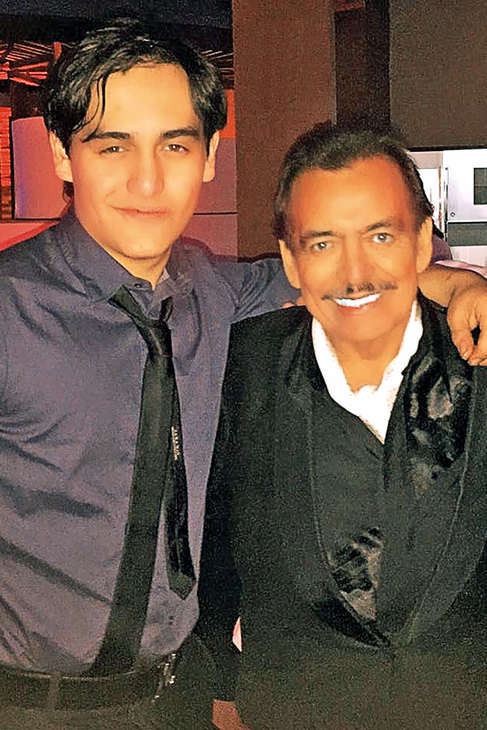 Julián Figueroa: Así apareció cantando con su padre, Joan Sebastian, en ...