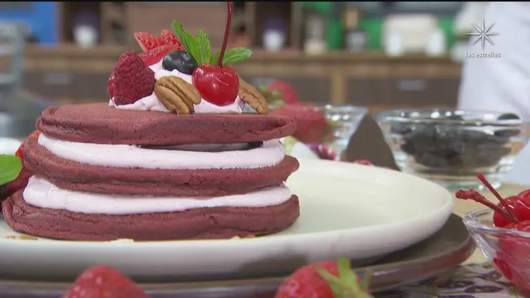 RECETA: Hot cakes red velvet | Shows Cuéntamelo Ya! | Las Estrellas