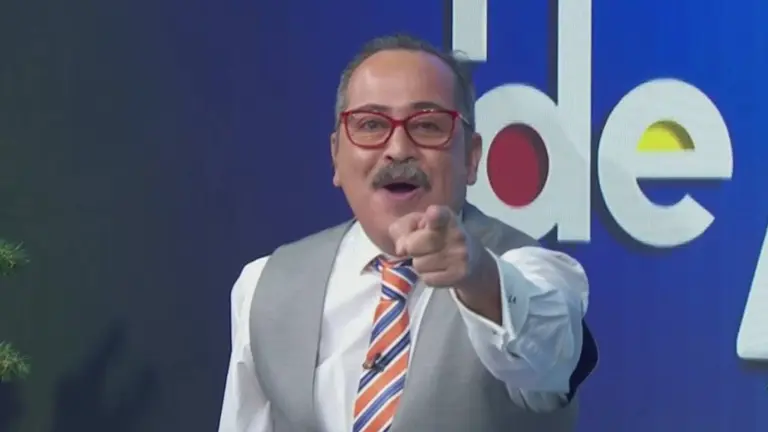 ‘El Capi’ Albores sufre divertido tropezón en plena transmisión de Hoy ...