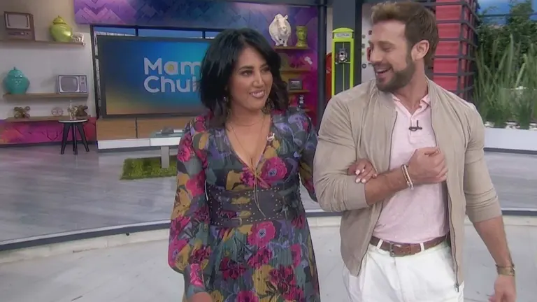 "Mami chula": Del brazo de Lambda García, caminó triunfalmente esta ...