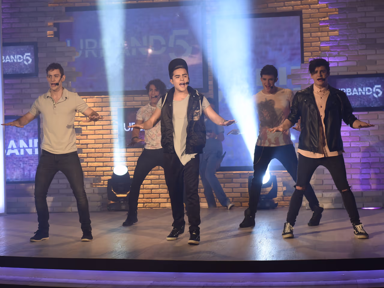 Urband5 canta Irremplazable HOY video | Shows Hoy | Las Estrellas