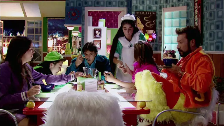 C16, T2: Los padres de Excelsa | Shows La Familia Peluche | Las Estrellas