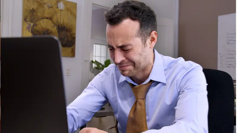 C1689: El inútil | Shows La Rosa de Guadalupe | Las Estrellas