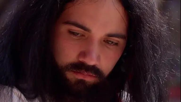 La Rosa de Guadalupe: Abel cae con todo y cruz en pleno viacrucis ...