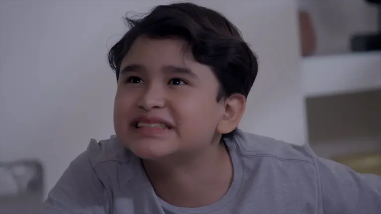 La Rosa de Guadalupe: Alejandro está empeñado en tener un celular para encajar con sus amigos ...