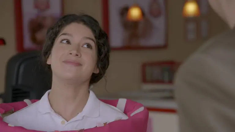 La Rosa de Guadalupe: Augusto se enamora de una chica en botarga que lo ...