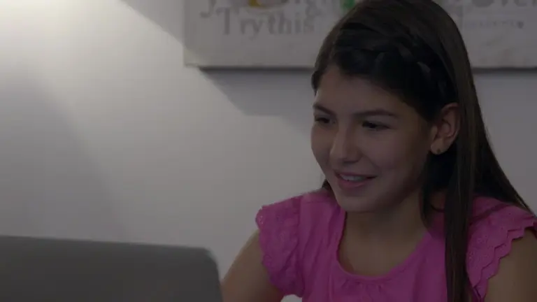 La Rosa de Guadalupe: Caro cree que chatea con un chico de su edad, pero cae en una trampa ...