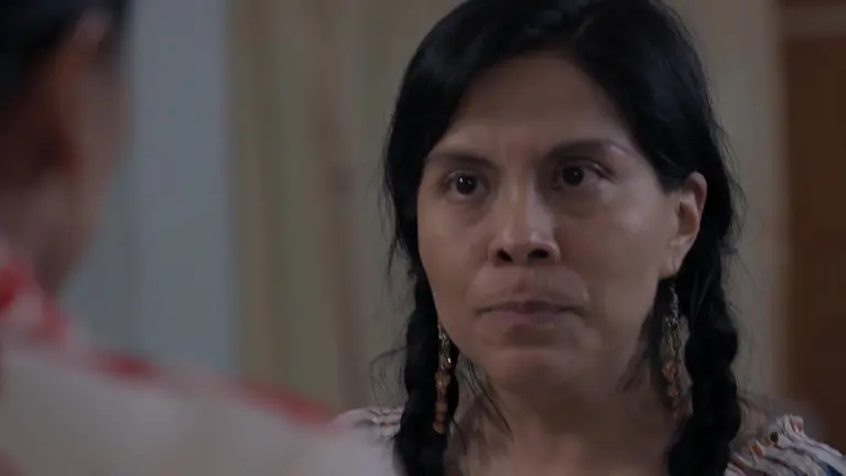 La Rosa de Guadalupe: Emma discute con su consuegra en la pedida de ...