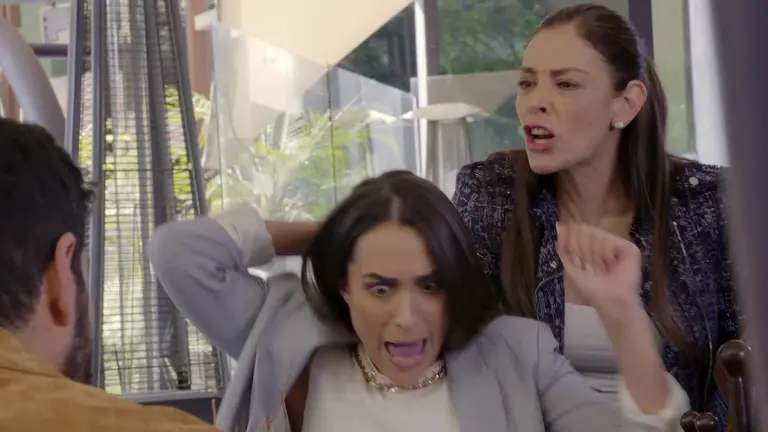 La Rosa de Guadalupe: Raquel jalonea a una clienta de su ex y la llama ...