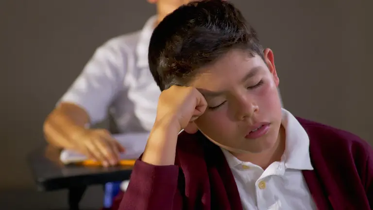 La Rosa de Guadalupe: Abel se duerme en clase y no entrega tareas, por ...