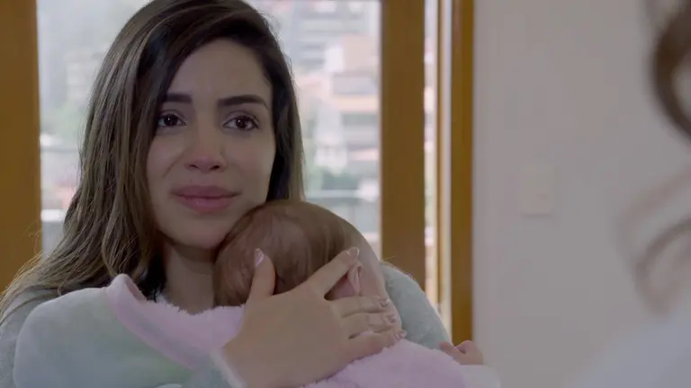 La Rosa de Guadalupe: Bárbara baja la guardia, aceptando a Luz Ángel ...