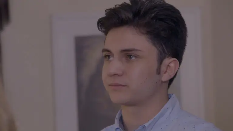 La Rosa de Guadalupe: César está confundido por el regreso de su padre ...