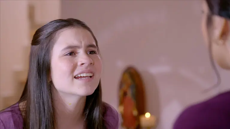 La Rosa de Guadalupe: Clara está alterada por saber que es hija de Tania, la prima de su mamá ...