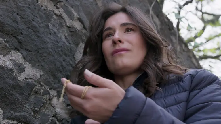 La Rosa de Guadalupe: Emma huye a tiempo, antes de cometer una locura y ...