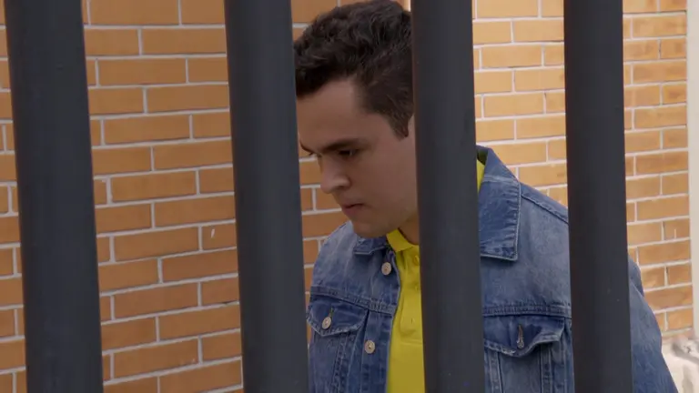 La Rosa de Guadalupe: Iván se deshace de una de las pertenencias de ...