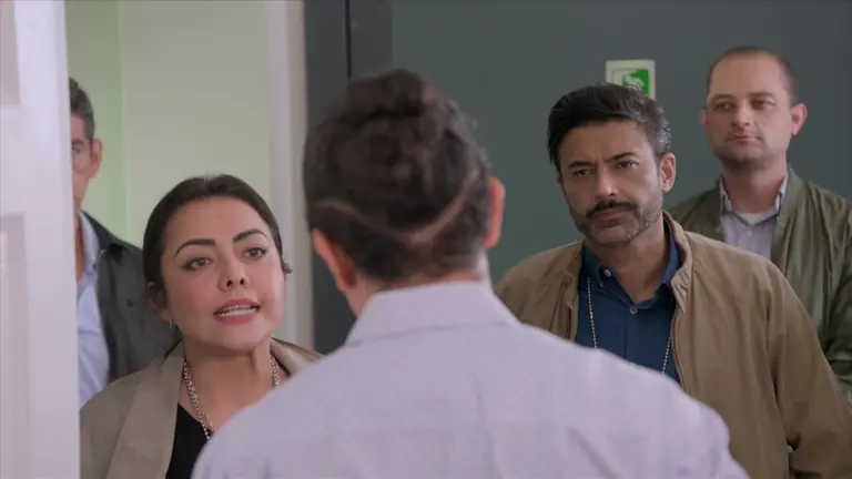 La Rosa de Guadalupe: Los agentes de la policía interrogan a Fabián ...