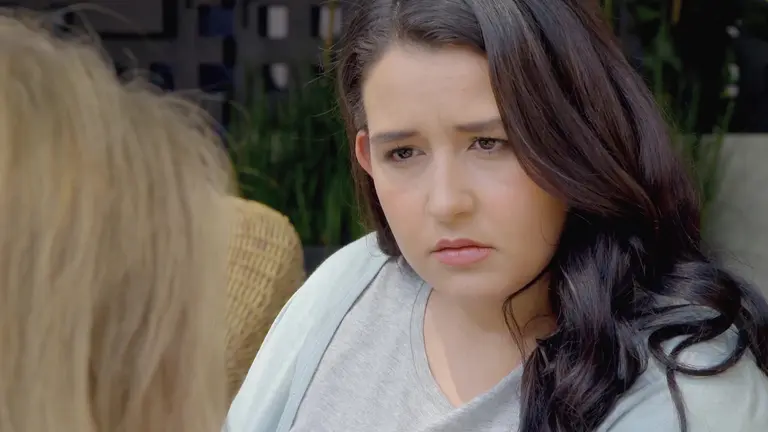 La Rosa de Guadalupe: Nora es alertada sobre el comportamiento de su padre con su supuesta amiga ...