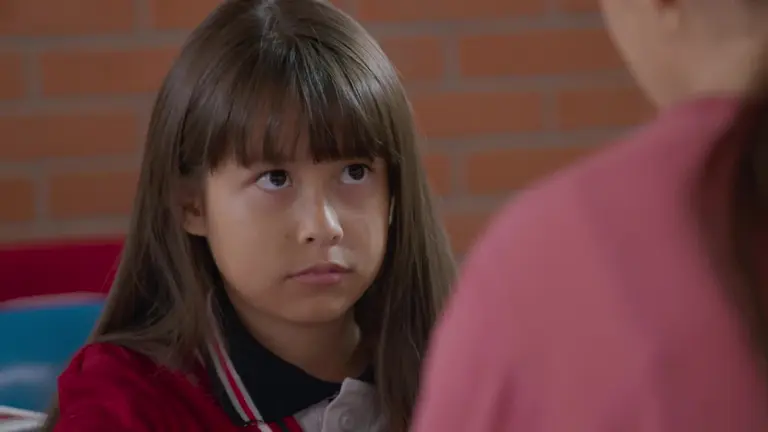 La Rosa de Guadalupe: Paloma es alentada por su maestra, para que hable ...