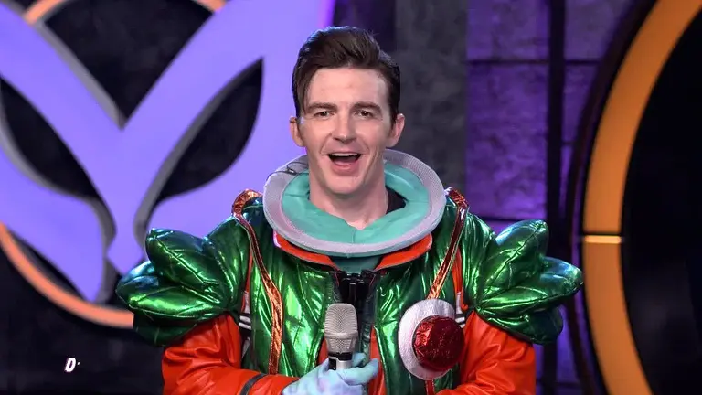 Drake Bell habla de su inspiración para convertirse en Bebé Alien ...