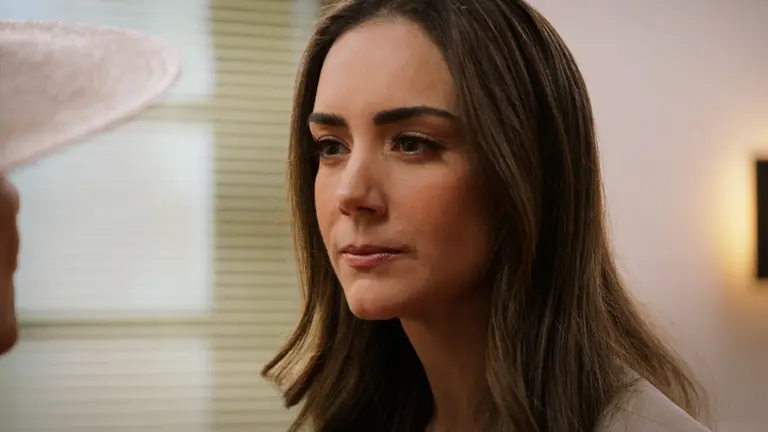 Gabriela chantajea a Leonor para proteger a Eva | Novelas Amor Amargo | Las Estrellas