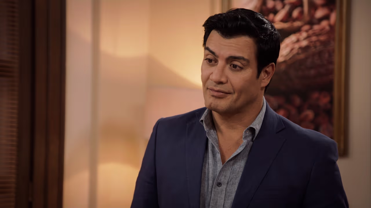 Tomás le ofrece su ayuda a Leonor | Novelas Amor Amargo | Las Estrellas