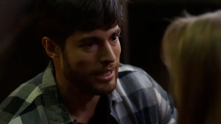 David ya sabe que Leona es Marena y la besa con amor | Shows El amor invencible | Las Estrellas