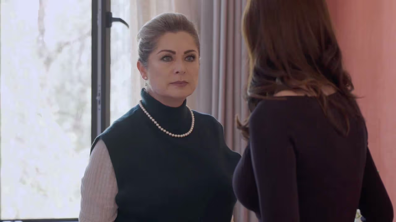 Josefa echa la ropa de Columba a la calle | Shows El amor invencible ...