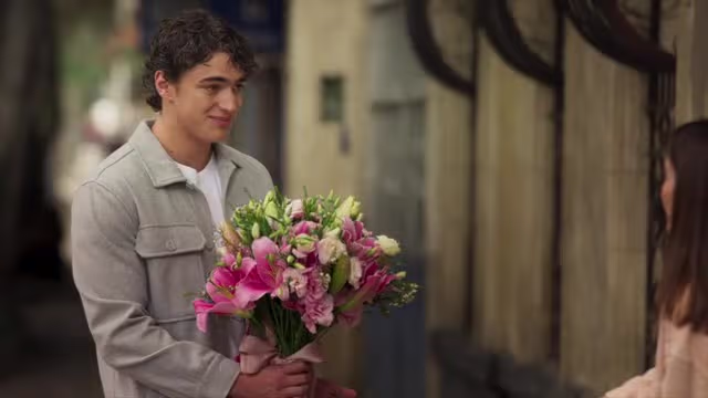 ¡Germán le lleva flores a Aura! | Novelas Hermanas: Un Amor Compartido ...