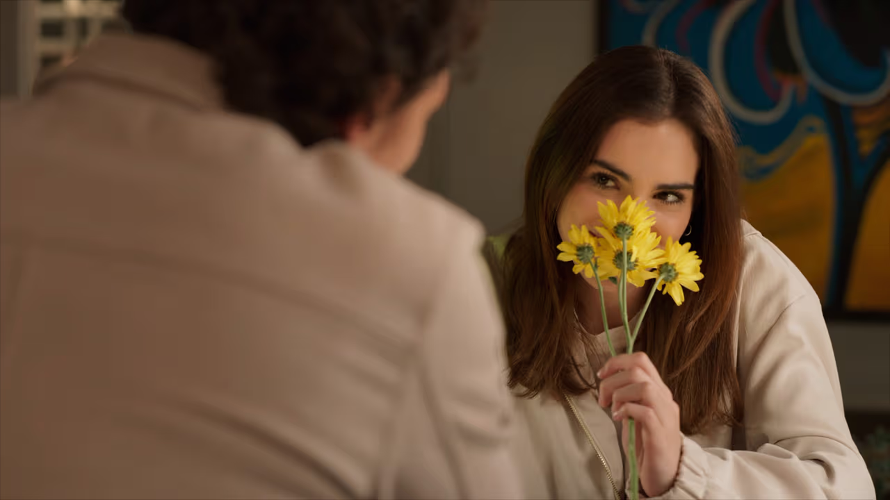 Germán sorprende a Aura con sus flores amarillas | Novelas Hermanas: Un ...