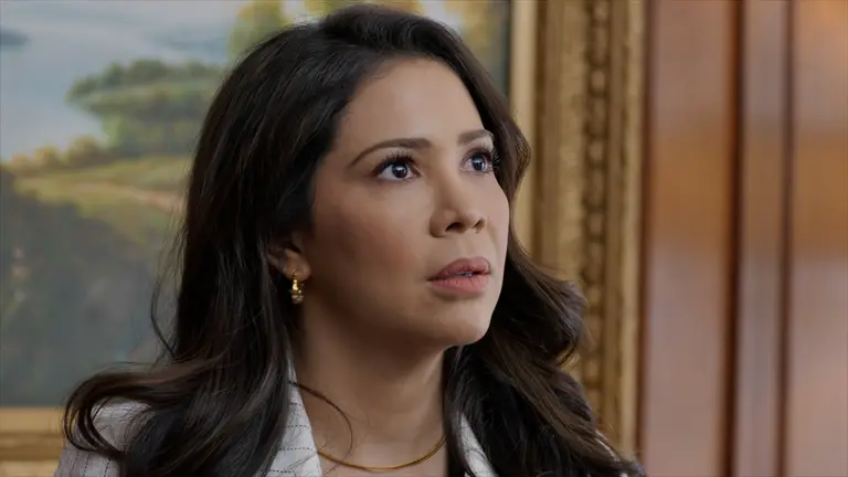 Karina sospecha que Enrique le esconde algo | Novelas Juegos de Amor y ...