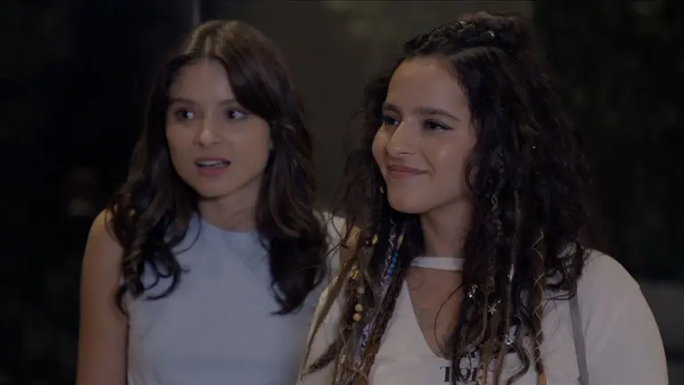 Ana presenta a Roberta con su familia y la atacan | Shows Marea de Pasiones | Las Estrellas