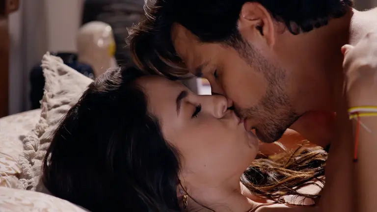 Ximena y Salvador se dejan llevar por la pasión | Shows Nadie Como Tú | Las Estrellas