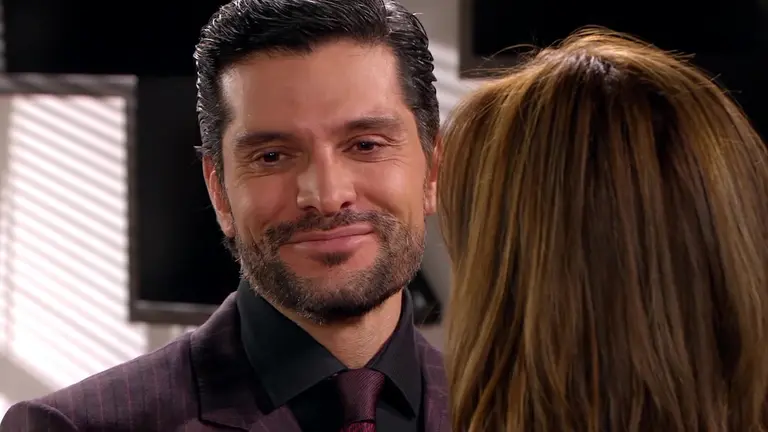 Plutarco le explica a Rebeca porqué ayuda a Helena | Shows Por ella soy ...