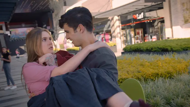 “Vamos mi lady”: Alan salva a Sol del peligro | Shows ¿Qué le pasa a mi familia? | Las Estrellas